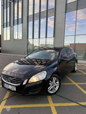 Melns Volvo V60 2011 Viļņa, ar dzinēja tilpumu 2.00 L un nobraukumu 500 tūkst. km par 2900 €, foto  vietnē AUTOMOTO.COM.LV