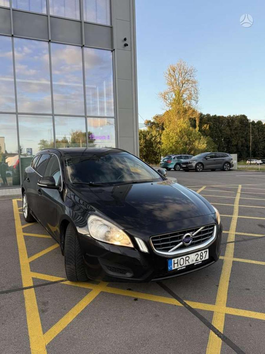 Black Volvo V60 2011 in Vilnius, with an engine capacity of 2.00 L and mileage of 500 thousand km for 2900 €, photo 5 on AUTOMOTO.COM.LV
