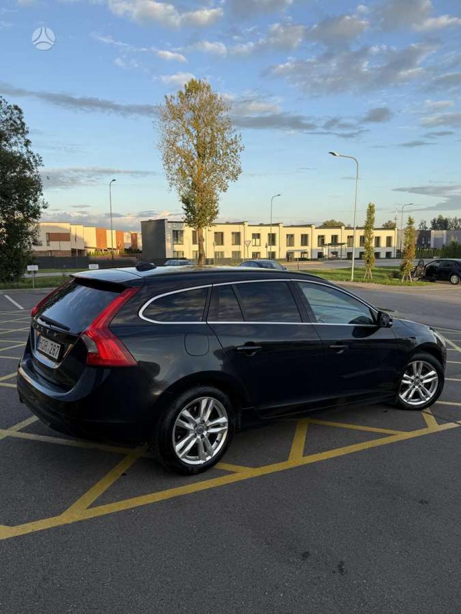 Black Volvo V60 2011 in Vilnius, with an engine capacity of 2.00 L and mileage of 500 thousand km for 2900 €, photo 6 on AUTOMOTO.COM.LV