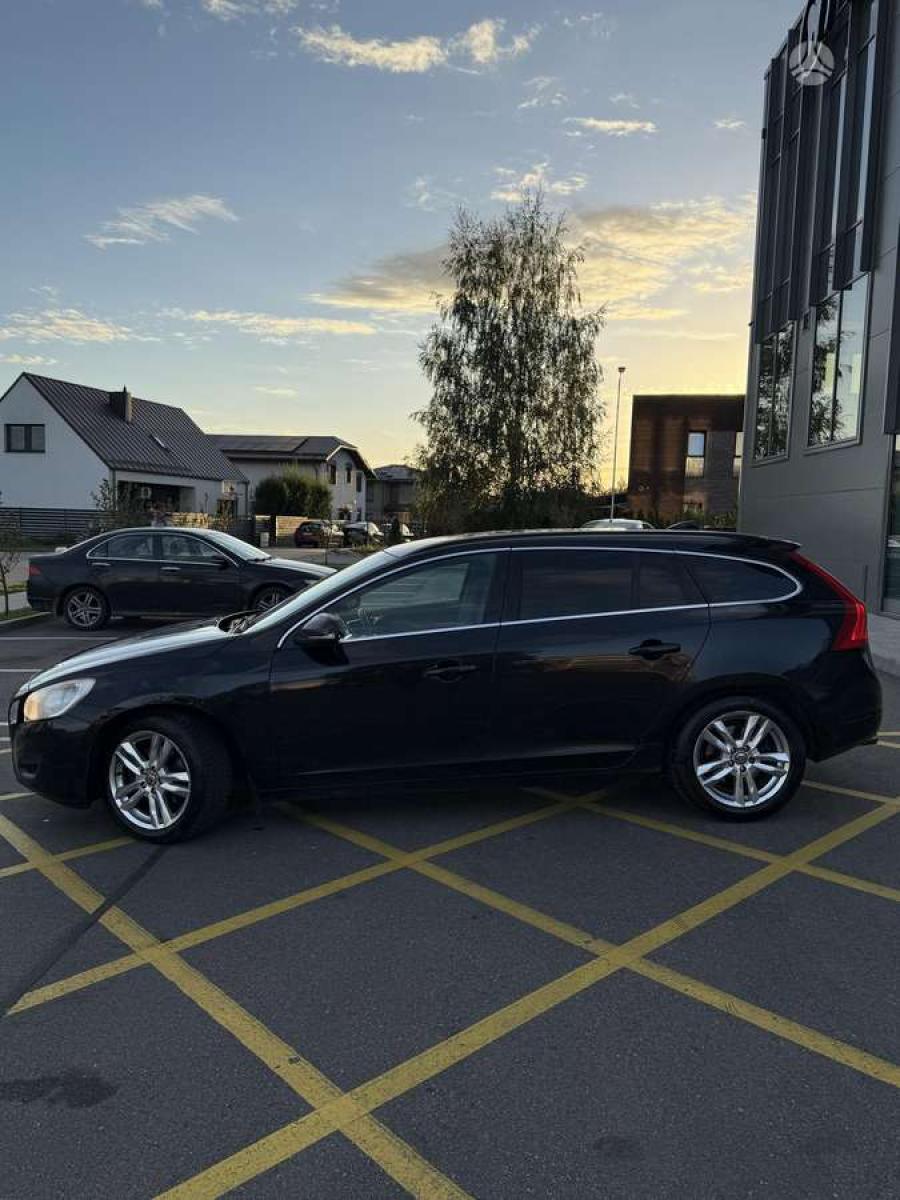 Black Volvo V60 2011 in Vilnius, with an engine capacity of 2.00 L and mileage of 500 thousand km for 2900 €, photo 10 on AUTOMOTO.COM.LV