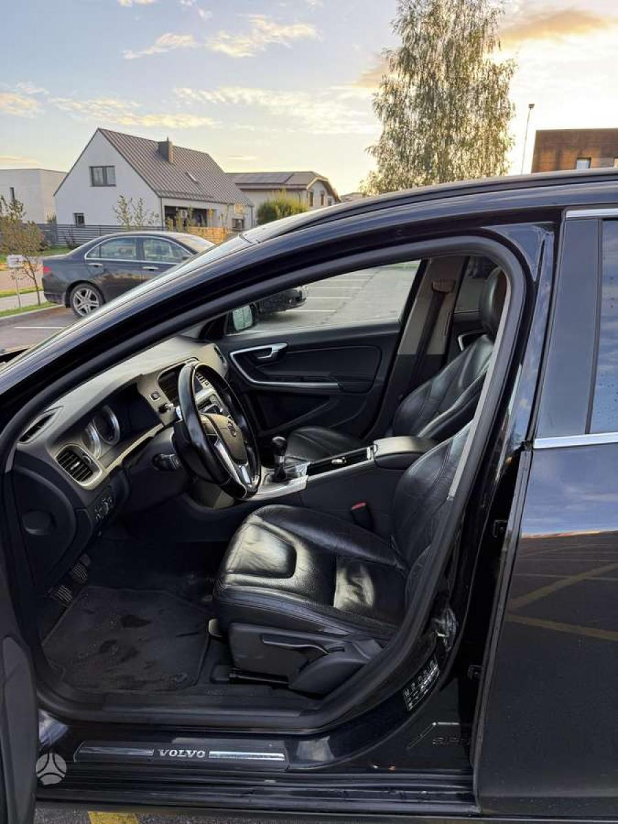 Black Volvo V60 2011 in Vilnius, with an engine capacity of 2.00 L and mileage of 500 thousand km for 2900 €, photo 12 on AUTOMOTO.COM.LV