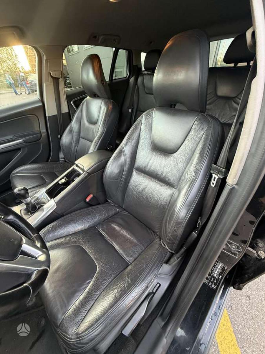 Black Volvo V60 2011 in Vilnius, with an engine capacity of 2.00 L and mileage of 500 thousand km for 2900 €, photo 13 on AUTOMOTO.COM.LV