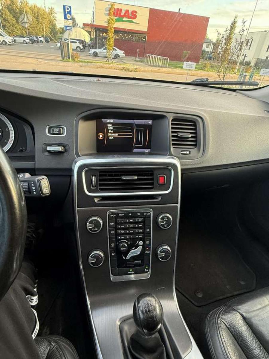 Black Volvo V60 2011 in Vilnius, with an engine capacity of 2.00 L and mileage of 500 thousand km for 2900 €, photo 15 on AUTOMOTO.COM.LV