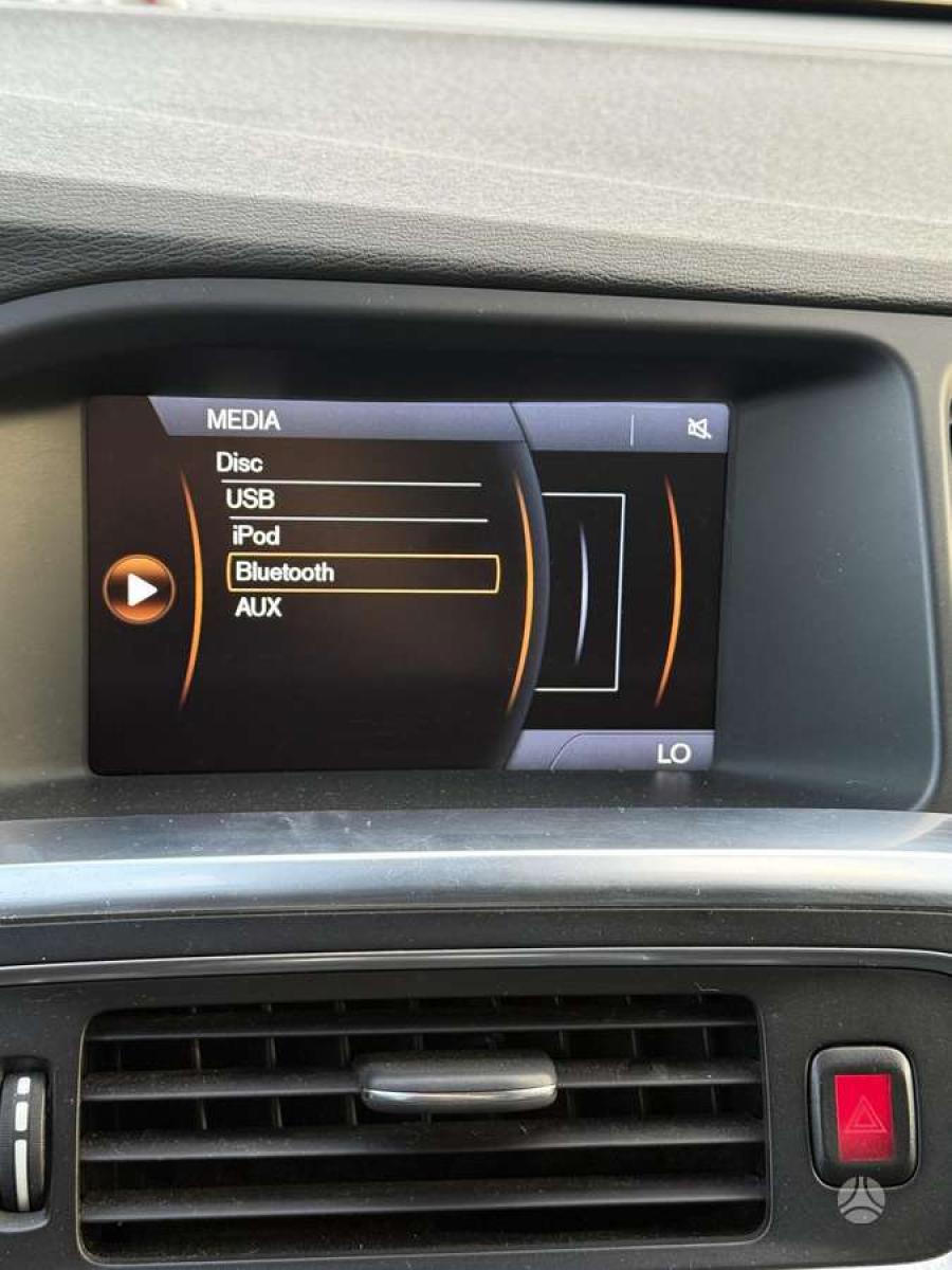 Black Volvo V60 2011 in Vilnius, with an engine capacity of 2.00 L and mileage of 500 thousand km for 2900 €, photo 16 on AUTOMOTO.COM.LV