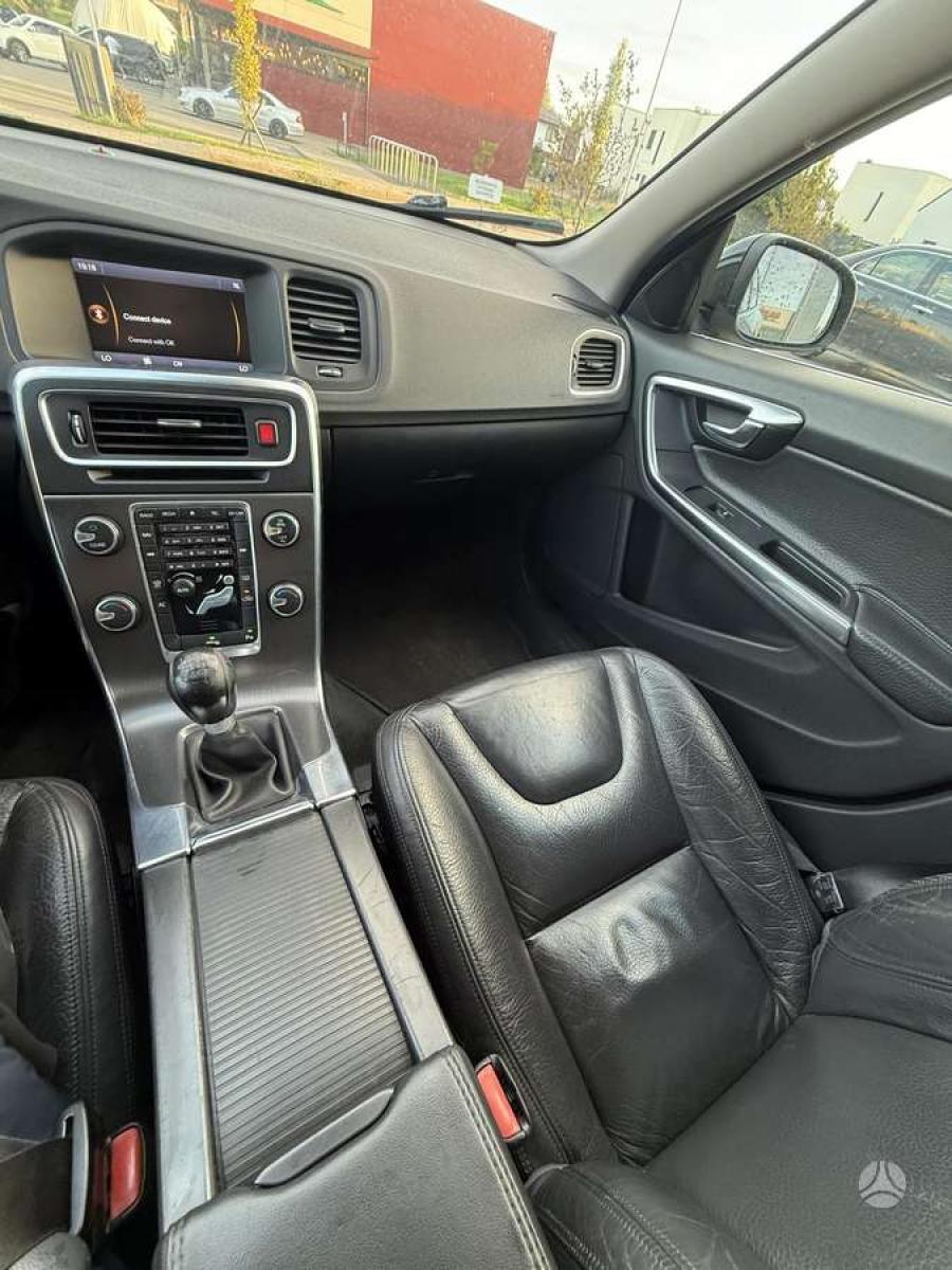 Black Volvo V60 2011 in Vilnius, with an engine capacity of 2.00 L and mileage of 500 thousand km for 2900 €, photo 17 on AUTOMOTO.COM.LV