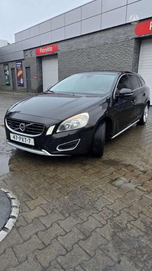 Black Volvo V60 2011 in Vilnius, with an engine capacity of 2.00 L and mileage of 337 thousand km for 6290 €, photo 2 on AUTOMOTO.COM.LV