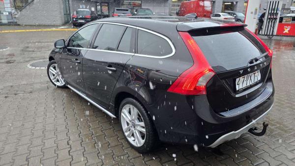 Black Volvo V60 2011 in Vilnius, with an engine capacity of 2.00 L and mileage of 337 thousand km for 6290 €, photo 4 on AUTOMOTO.COM.LV