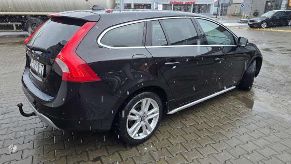 Black Volvo V60 2011 in Vilnius, with an engine capacity of 2.00 L and mileage of 337 thousand km for 6290 €, photo 5 on AUTOMOTO.COM.LV