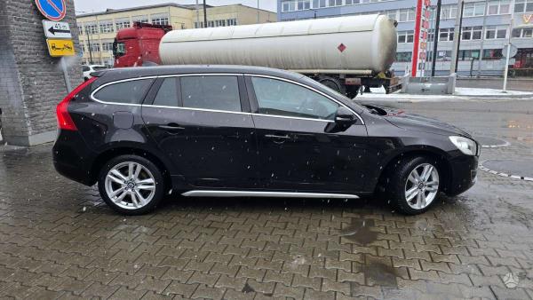 Black Volvo V60 2011 in Vilnius, with an engine capacity of 2.00 L and mileage of 337 thousand km for 6290 €, photo 6 on AUTOMOTO.COM.LV