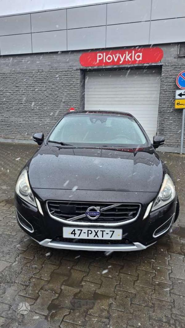 Black Volvo V60 2011 in Vilnius, with an engine capacity of 2.00 L and mileage of 337 thousand km for 6290 €, photo 7 on AUTOMOTO.COM.LV