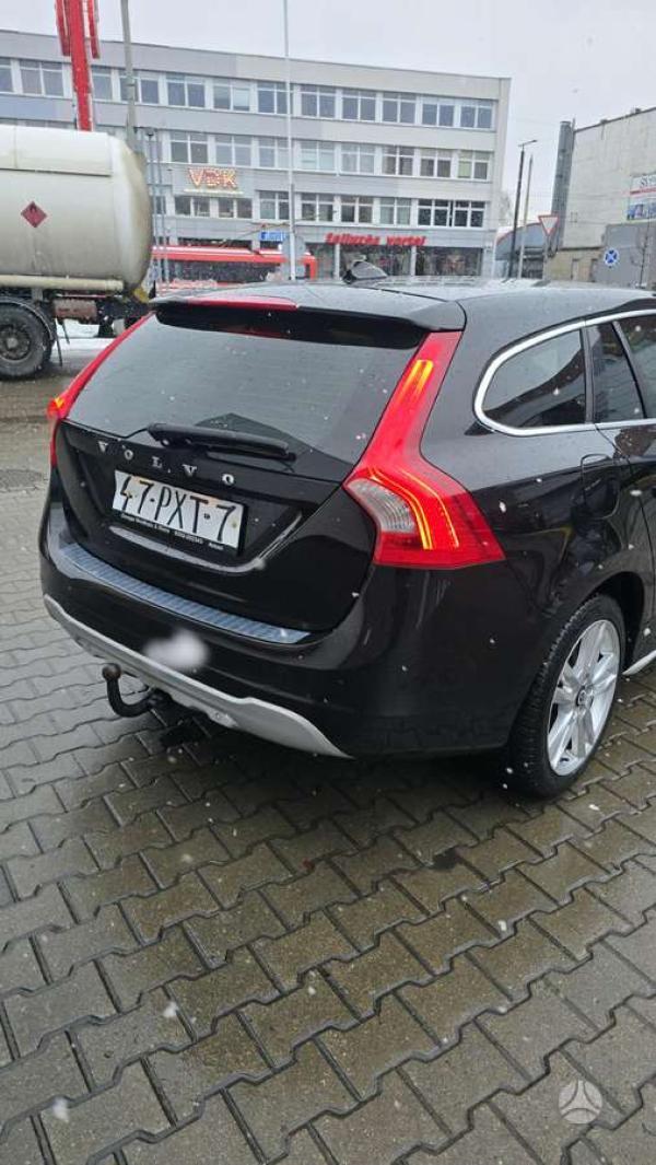 Black Volvo V60 2011 in Vilnius, with an engine capacity of 2.00 L and mileage of 337 thousand km for 6290 €, photo 8 on AUTOMOTO.COM.LV