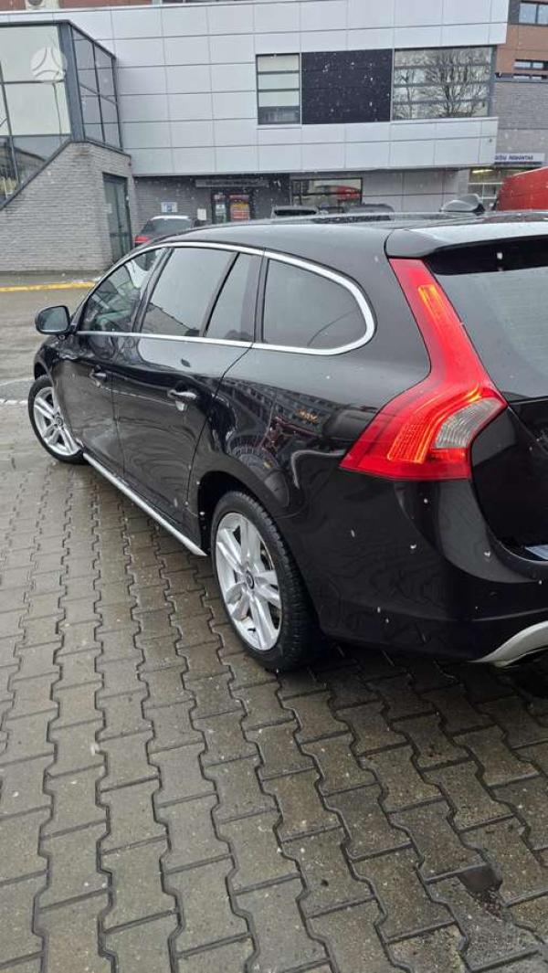 Black Volvo V60 2011 in Vilnius, with an engine capacity of 2.00 L and mileage of 337 thousand km for 6290 €, photo 9 on AUTOMOTO.COM.LV