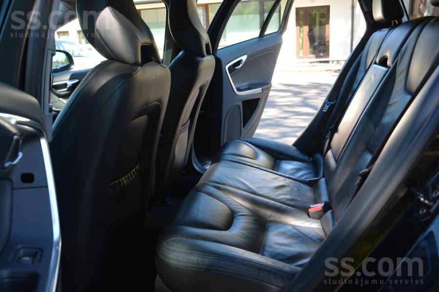Melns Volvo V60 2011 Rīga, ar dzinēja tilpumu 2.00 L un nobraukumu 288 tūkst. km par 5850 €, foto 13 vietnē AUTOMOTO.COM.LV