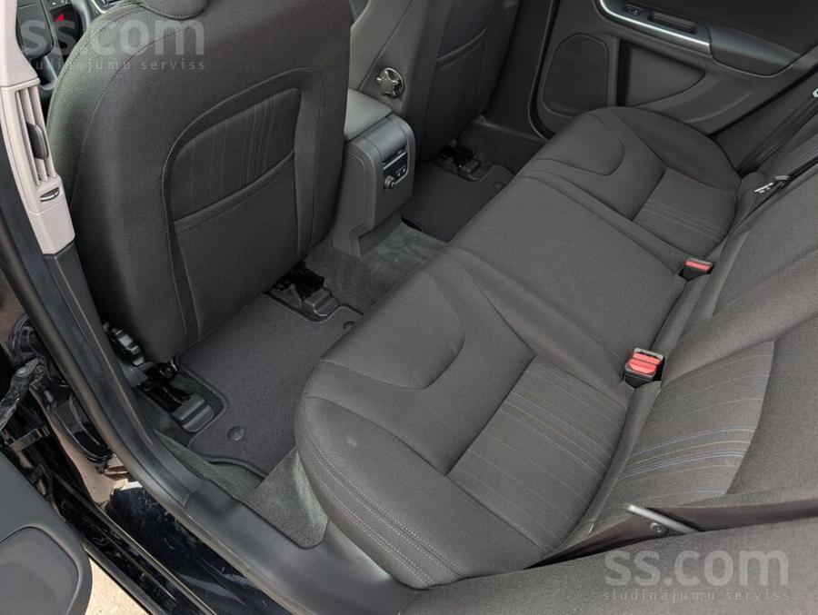 Melns Volvo V60 2011 Jūrmala, ar dzinēja tilpumu 1.60 L un nobraukumu 242 tūkst. km par 5950 €, foto 14 vietnē AUTOMOTO.COM.LV