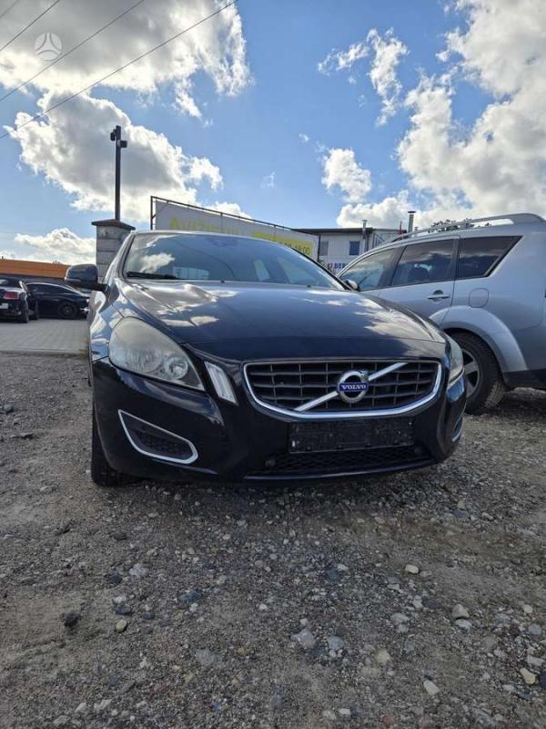 Melns Volvo V60 2011 Viļņa, ar dzinēja tilpumu 1.60 L un nobraukumu 226 tūkst. km par 1950 €, foto 3 vietnē AUTOMOTO.COM.LV