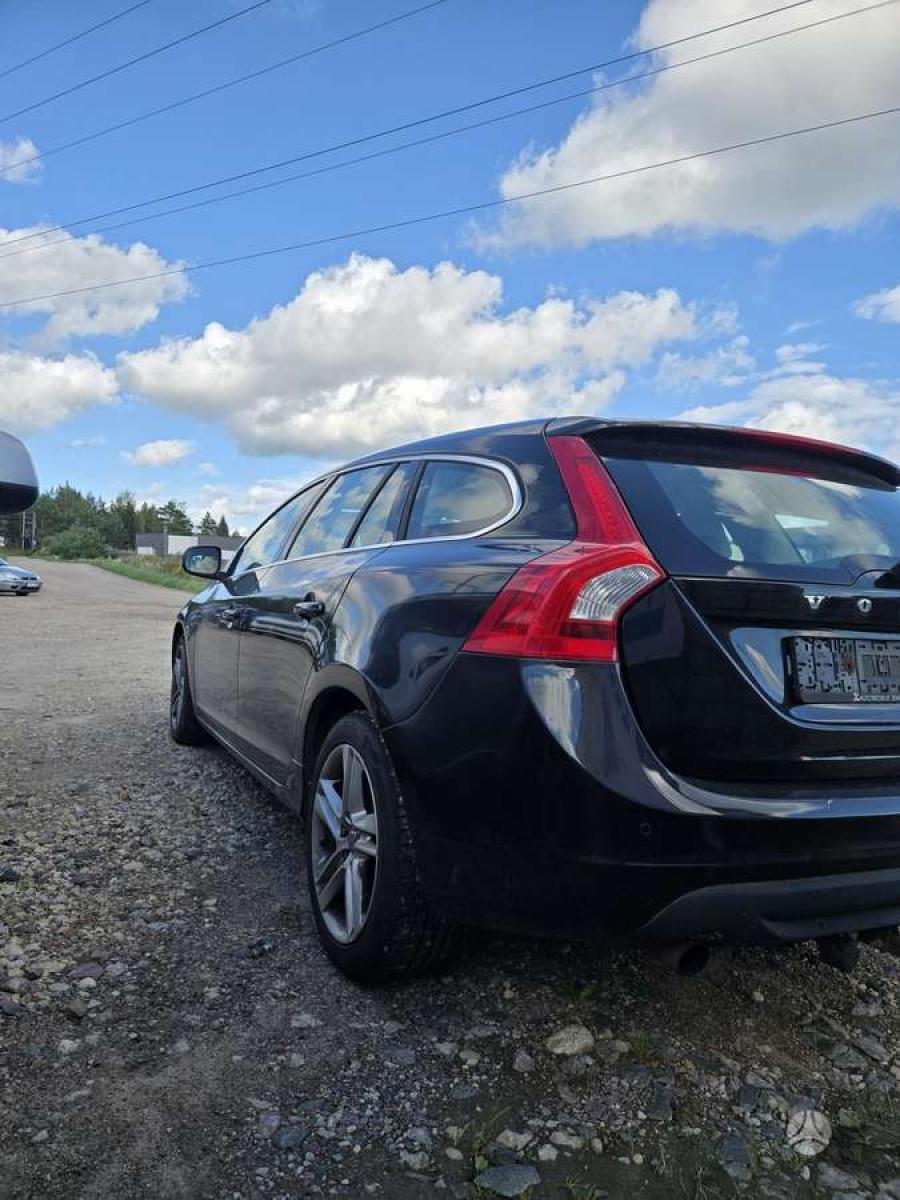 Melns Volvo V60 2011 Viļņa, ar dzinēja tilpumu 1.60 L un nobraukumu 226 tūkst. km par 1950 €, foto 4 vietnē AUTOMOTO.COM.LV