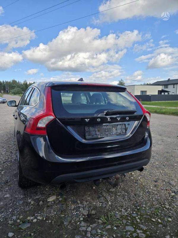 Melns Volvo V60 2011 Viļņa, ar dzinēja tilpumu 1.60 L un nobraukumu 226 tūkst. km par 1950 €, foto 5 vietnē AUTOMOTO.COM.LV