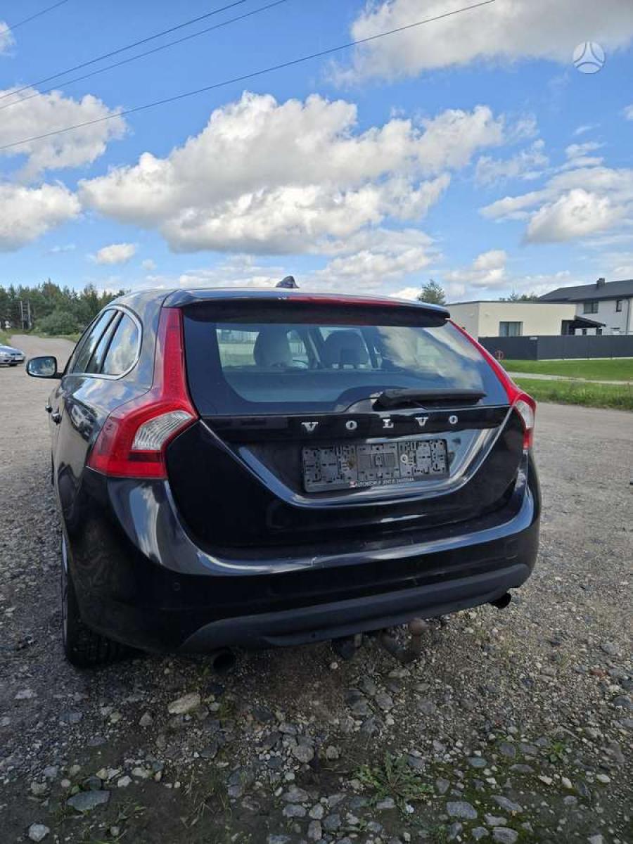 Melns Volvo V60 2011 Viļņa, ar dzinēja tilpumu 1.60 L un nobraukumu 226 tūkst. km par 1950 €, foto 5 vietnē AUTOMOTO.COM.LV