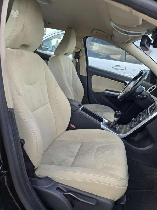 Melns Volvo V60 2011 Viļņa, ar dzinēja tilpumu 1.60 L un nobraukumu 226 tūkst. km par 1950 €, foto 7 vietnē AUTOMOTO.COM.LV