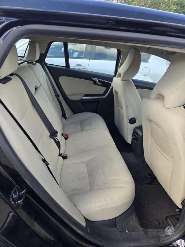 Melns Volvo V60 2011 Viļņa, ar dzinēja tilpumu 1.60 L un nobraukumu 226 tūkst. km par 1950 €, foto 8 vietnē AUTOMOTO.COM.LV