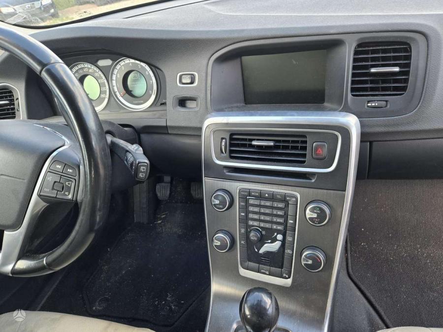 Melns Volvo V60 2011 Viļņa, ar dzinēja tilpumu 1.60 L un nobraukumu 226 tūkst. km par 1950 €, foto 9 vietnē AUTOMOTO.COM.LV