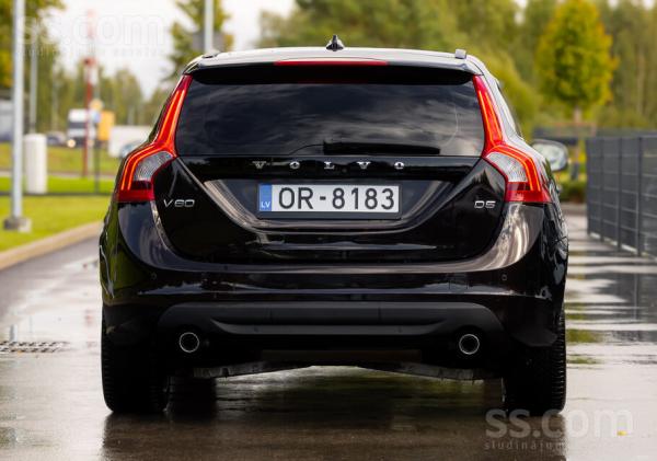 Melns Volvo V60 2011 Rīga, ar dzinēja tilpumu 2.40 L un nobraukumu 225 tūkst. km par 6390 €, foto 5 vietnē AUTOMOTO.COM.LV