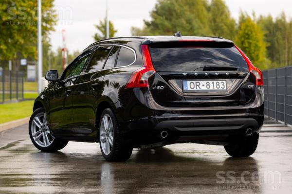 Melns Volvo V60 2011 Rīga, ar dzinēja tilpumu 2.40 L un nobraukumu 225 tūkst. km par 6390 €, foto 7 vietnē AUTOMOTO.COM.LV