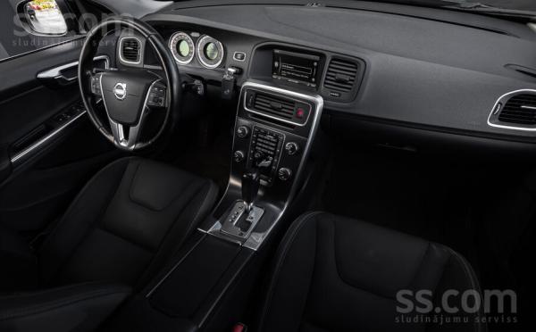 Melns Volvo V60 2011 Rīga, ar dzinēja tilpumu 2.40 L un nobraukumu 225 tūkst. km par 6390 €, foto 11 vietnē AUTOMOTO.COM.LV