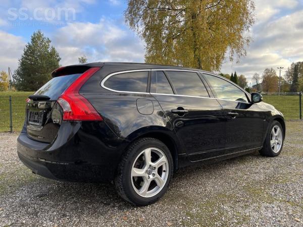 Black Volvo V60 2011 in Valmiera, with an engine capacity of 2.00 L and mileage of 247 thousand km for 5290 €, photo 4 on AUTOMOTO.COM.LV