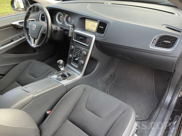 Black Volvo V60 2011 in Valmiera, with an engine capacity of 2.00 L and mileage of 247 thousand km for 5290 €, photo 6 on AUTOMOTO.COM.LV