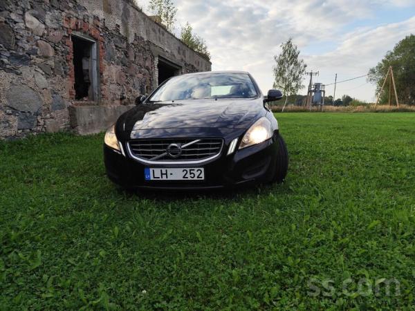 Black Volvo V60 2012 in Talsi, with an engine capacity of 2.40 L and mileage of 297 thousand km for 6200 €, photo 1 on AUTOMOTO.COM.LV