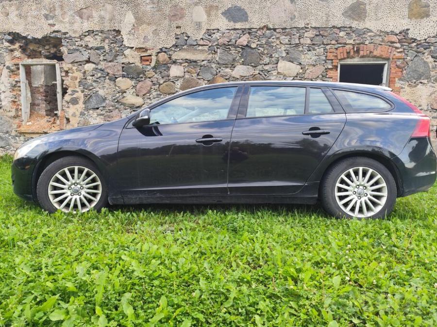 Black Volvo V60 2012 in Talsi, with an engine capacity of 2.40 L and mileage of 297 thousand km for 6200 €, photo 2 on AUTOMOTO.COM.LV