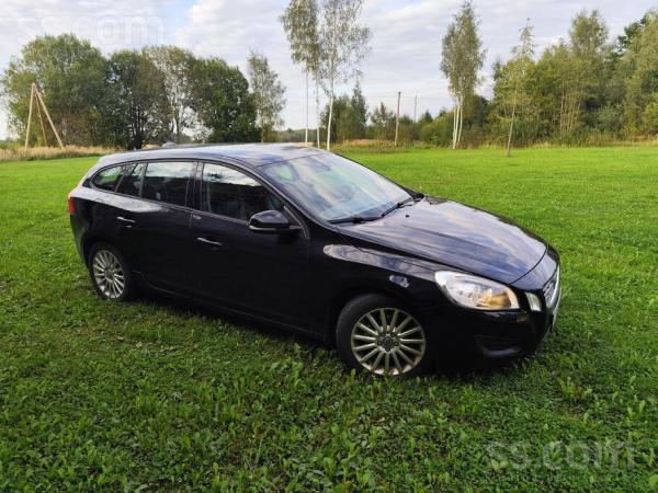 Black Volvo V60 2012 in Talsi, with an engine capacity of 2.40 L and mileage of 297 thousand km for 6200 €, photo 6 on AUTOMOTO.COM.LV