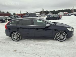 Black Volvo V60 2012 in Riga, with an engine capacity of 2.40 L and mileage of 315 thousand km for 6650 €, photo 2 on AUTOMOTO.COM.LV