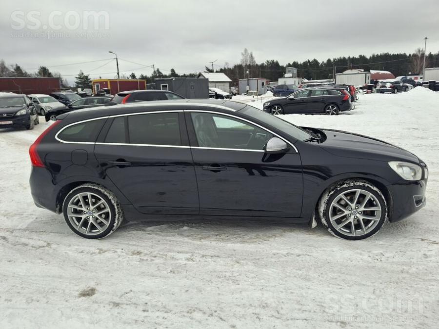 Black Volvo V60 2012 in Riga, with an engine capacity of 2.40 L and mileage of 315 thousand km for 6650 €, photo 2 on AUTOMOTO.COM.LV