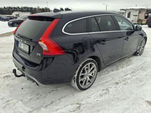Black Volvo V60 2012 in Riga, with an engine capacity of 2.40 L and mileage of 315 thousand km for 6650 €, photo 3 on AUTOMOTO.COM.LV