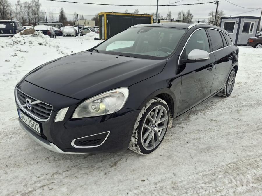 Black Volvo V60 2012 in Riga, with an engine capacity of 2.40 L and mileage of 315 thousand km for 6650 €, photo 4 on AUTOMOTO.COM.LV