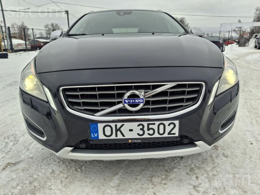 Black Volvo V60 2012 in Riga, with an engine capacity of 2.40 L and mileage of 315 thousand km for 6650 €, photo 7 on AUTOMOTO.COM.LV