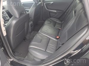 Black Volvo V60 2012 in Riga, with an engine capacity of 2.40 L and mileage of 315 thousand km for 6650 €, photo 12 on AUTOMOTO.COM.LV