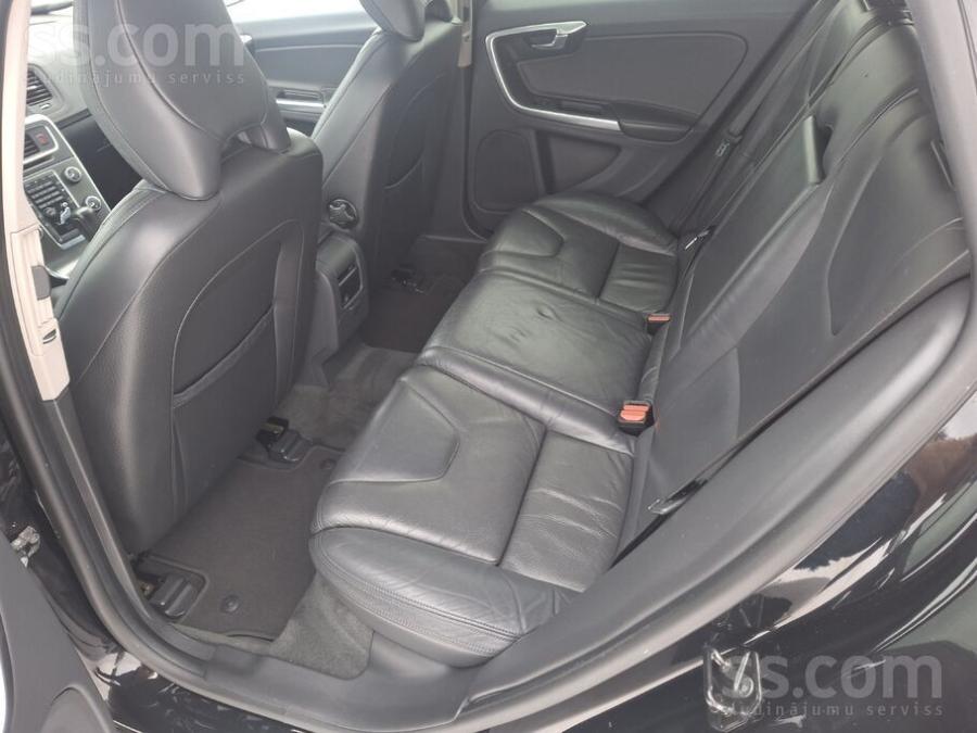 Black Volvo V60 2012 in Riga, with an engine capacity of 2.40 L and mileage of 315 thousand km for 6650 €, photo 12 on AUTOMOTO.COM.LV