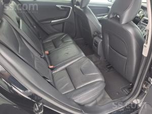 Black Volvo V60 2012 in Riga, with an engine capacity of 2.40 L and mileage of 315 thousand km for 6650 €, photo 15 on AUTOMOTO.COM.LV