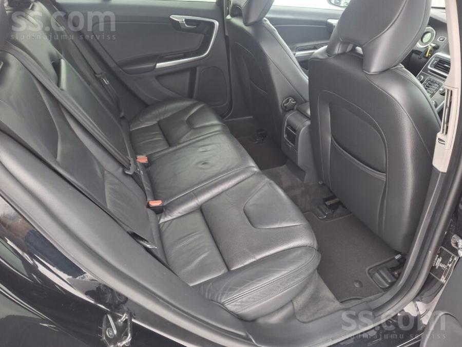 Black Volvo V60 2012 in Riga, with an engine capacity of 2.40 L and mileage of 315 thousand km for 6650 €, photo 15 on AUTOMOTO.COM.LV