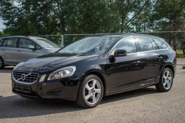 Black Volvo V60 2012 in Liepaja, with an engine capacity of 2.00 L and mileage of 288 thousand km for 8850 €, photo 1 on AUTOMOTO.COM.LV