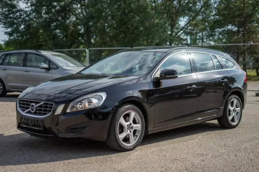 Melns Volvo V60 2012 Liepāja, ar dzinēja tilpumu 2.00 L un nobraukumu 288 tūkst. km par 8850 €, foto 1 vietnē AUTOMOTO.COM.LV