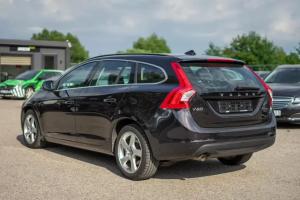 Melns Volvo V60 2012 Liepāja, ar dzinēja tilpumu 2.00 L un nobraukumu 288 tūkst. km par 8850 €, foto 3 vietnē AUTOMOTO.COM.LV