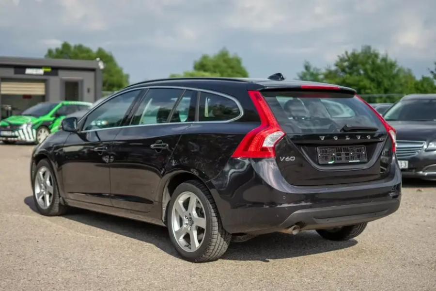 Melns Volvo V60 2012 Liepāja, ar dzinēja tilpumu 2.00 L un nobraukumu 288 tūkst. km par 8850 €, foto 3 vietnē AUTOMOTO.COM.LV