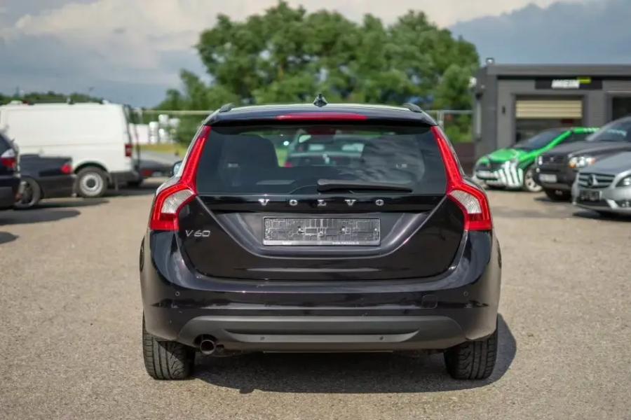 Melns Volvo V60 2012 Liepāja, ar dzinēja tilpumu 2.00 L un nobraukumu 288 tūkst. km par 8850 €, foto 4 vietnē AUTOMOTO.COM.LV