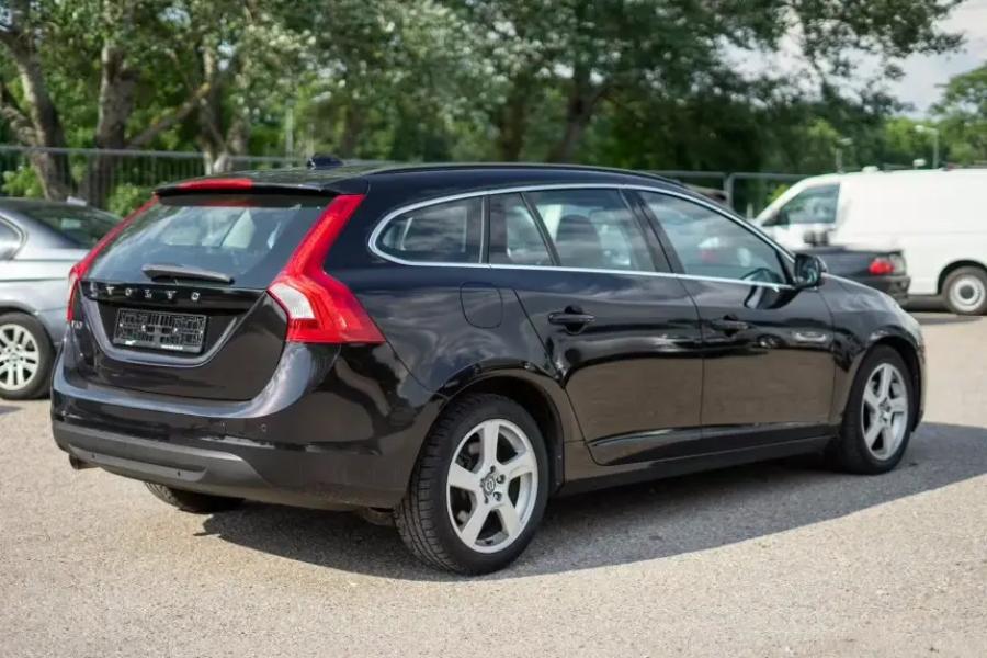 Melns Volvo V60 2012 Liepāja, ar dzinēja tilpumu 2.00 L un nobraukumu 288 tūkst. km par 8850 €, foto 5 vietnē AUTOMOTO.COM.LV