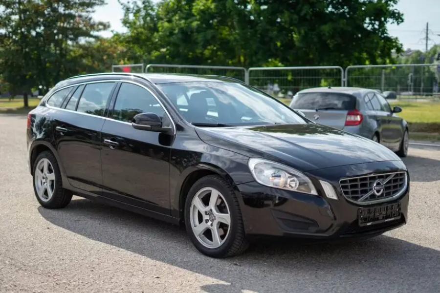 Melns Volvo V60 2012 Liepāja, ar dzinēja tilpumu 2.00 L un nobraukumu 288 tūkst. km par 8850 €, foto 6 vietnē AUTOMOTO.COM.LV