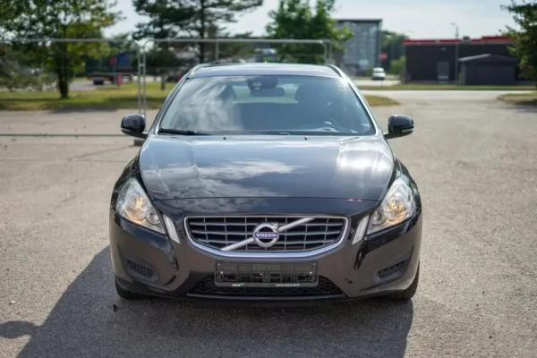 Black Volvo V60 2012 in Liepaja, with an engine capacity of 2.00 L and mileage of 288 thousand km for 8850 €, photo 6 on AUTOMOTO.COM.LV